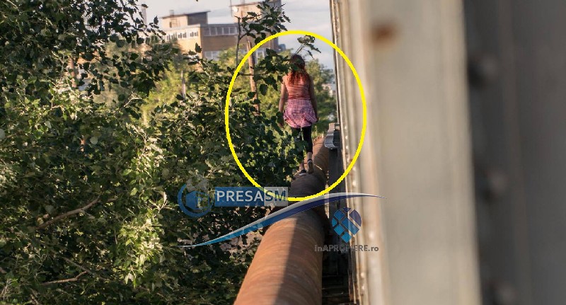 FOTOGALERIE. O fată s-a urcat pe marginea Podului de Fier. Ar fi ...