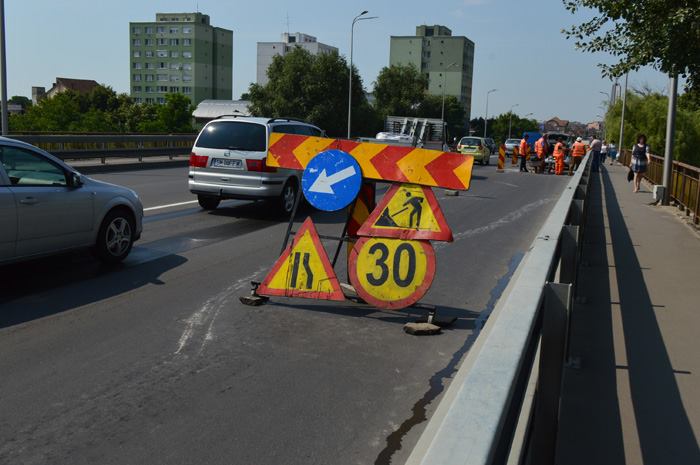 FOTO. Podul Decebal a intrat în ”re-reabilitare”. Se circulă pe un ...