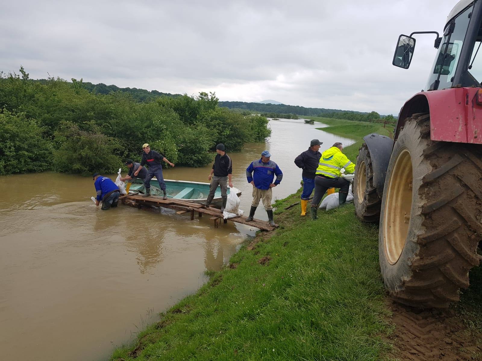FOTO. Infiltrațiile la digul de pe râul Tur au fost stopate - PresaSM