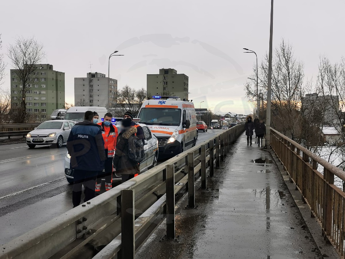 FOTO. Motivul pentru care tânăra (16 ani) a vrut să se arunce de pe ...