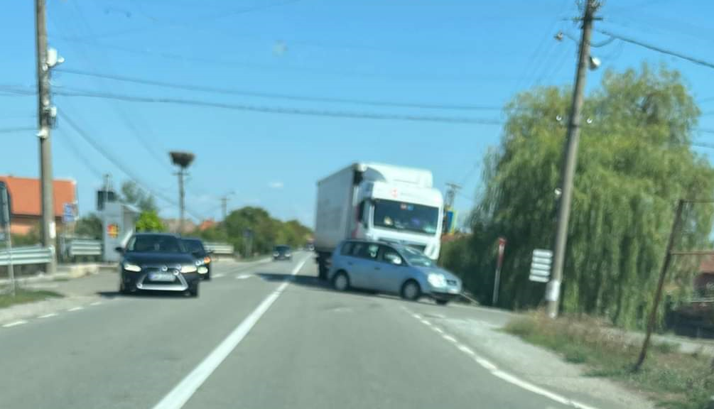 FOTO. Coliziune între un TIR și o mașină, pe DN19, în județul Satu Mare ...