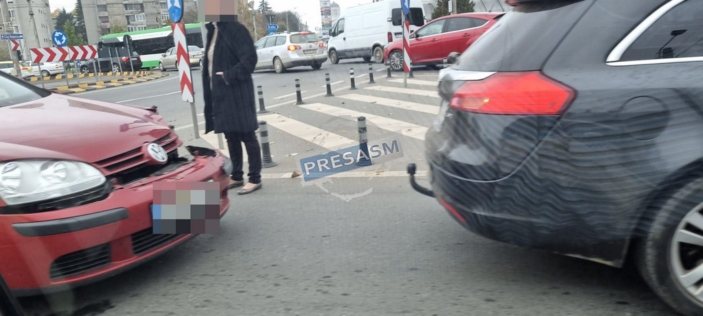 FOTO. Accident în sensul de la Burdea. Impact între două mașini, două ...