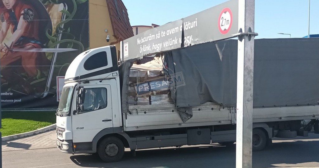 FOTO. Totemul buclucaș. TIR-ul a rămas blocat la Kaufland-ul de pe ...