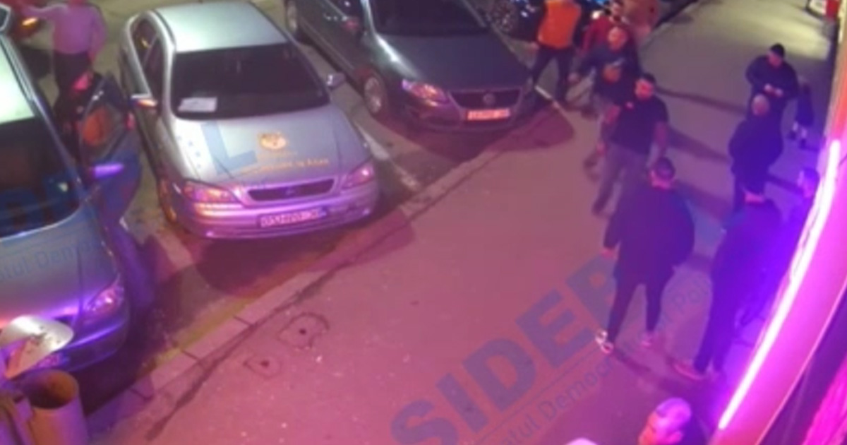 VIDEO. Stradă transformată în "ring de luptă". Tinerii au folosit tot ...