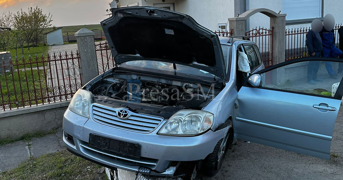 FOTO. Accident în județul Satu Mare. Șoferul a ajuns cu mașina într-un ...