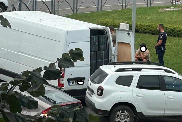 FOTO/VIDEO. Ups... Dubă oprită în trafic, în Satu Mare. Polițiștii ar ...