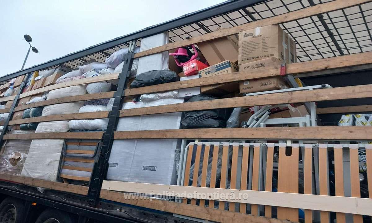 FOTO. Peste 17 tone de deșeuri, oprite la Petea. Trebuiau să ajungă la ...