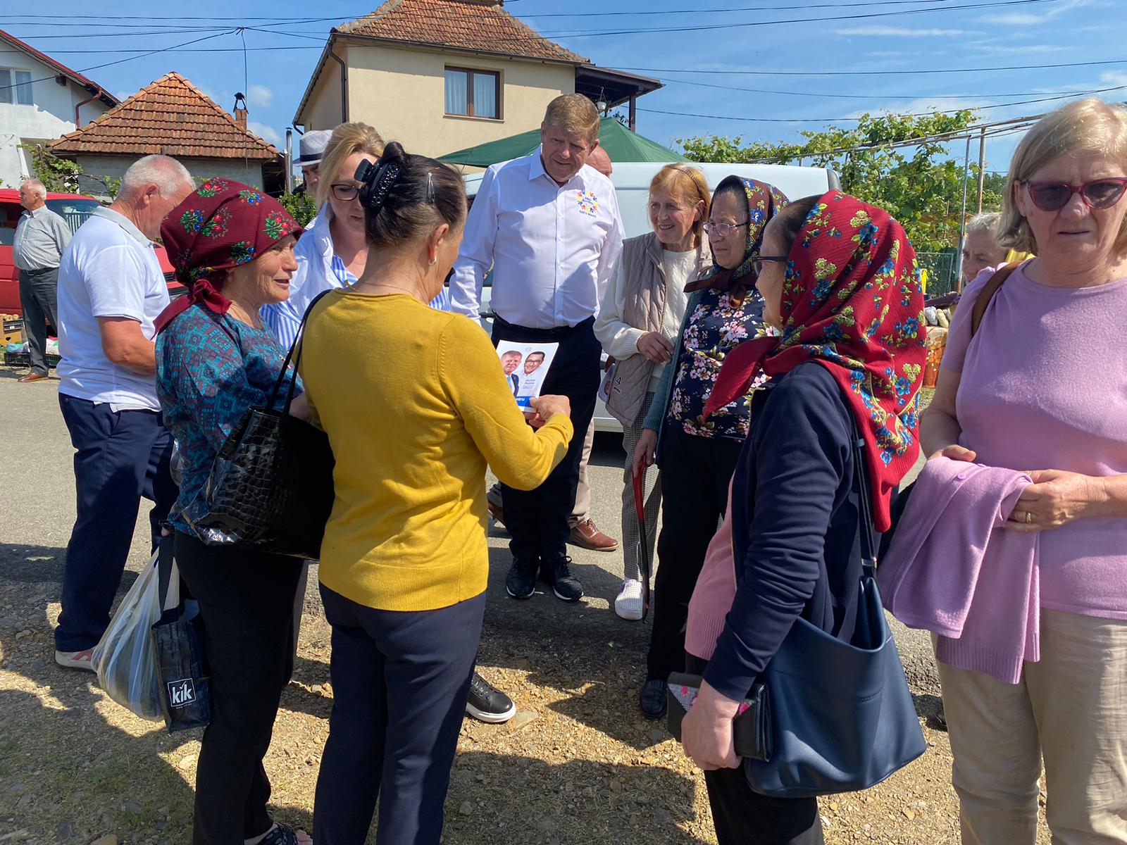 FOTO. Candidații Pro România se bucură de simpatia oșenilor. Întâlnire ...