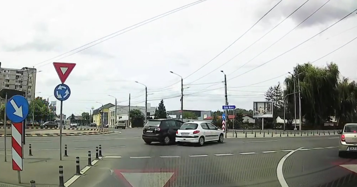 VIDEO. Accident în sensul giratoriu de la Burdea. Impact între două ...